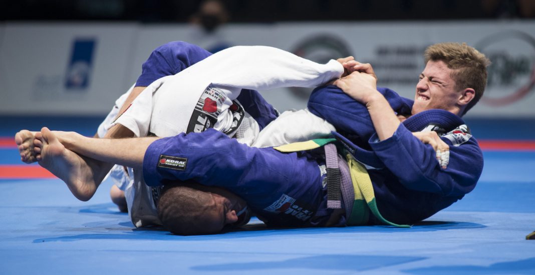 Closing Your Eyes During A Jiu-Jitsu Roll - Valuable Or Not? - BJJ World