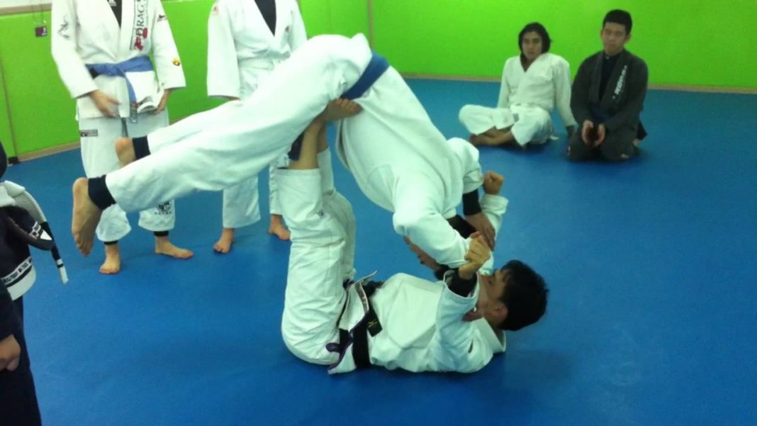An Overview Of The Most Effective Overhead Jiu-Jitsu Sweeps - BJJ World